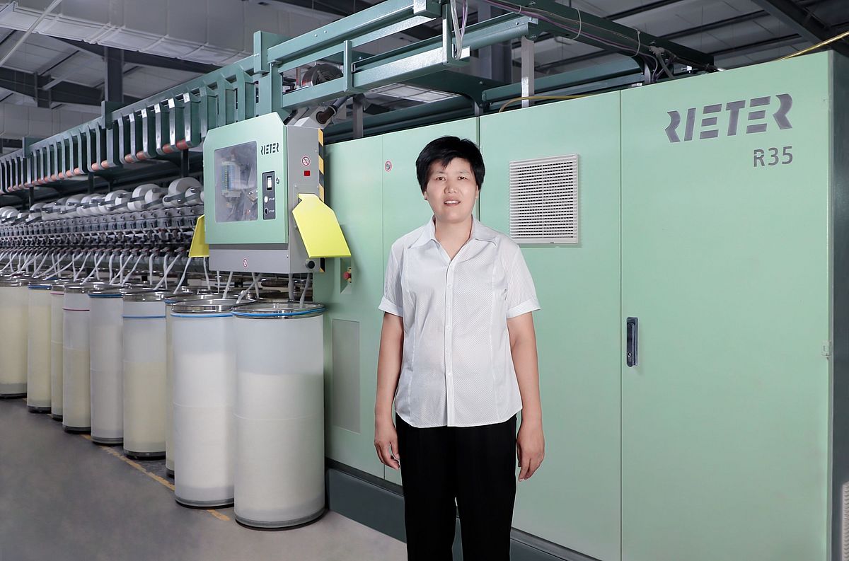 Rieter ROBOdoff: Automation Reduces Labor Costs in Rotor Spinning | Rieter
